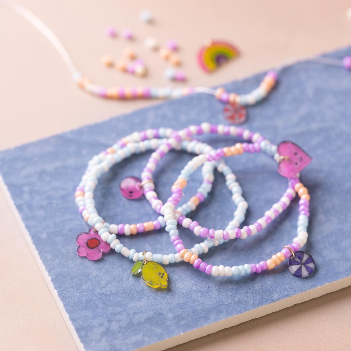 4 bransoletki do robienia z magicznego plastiku, Creotime | Dadum